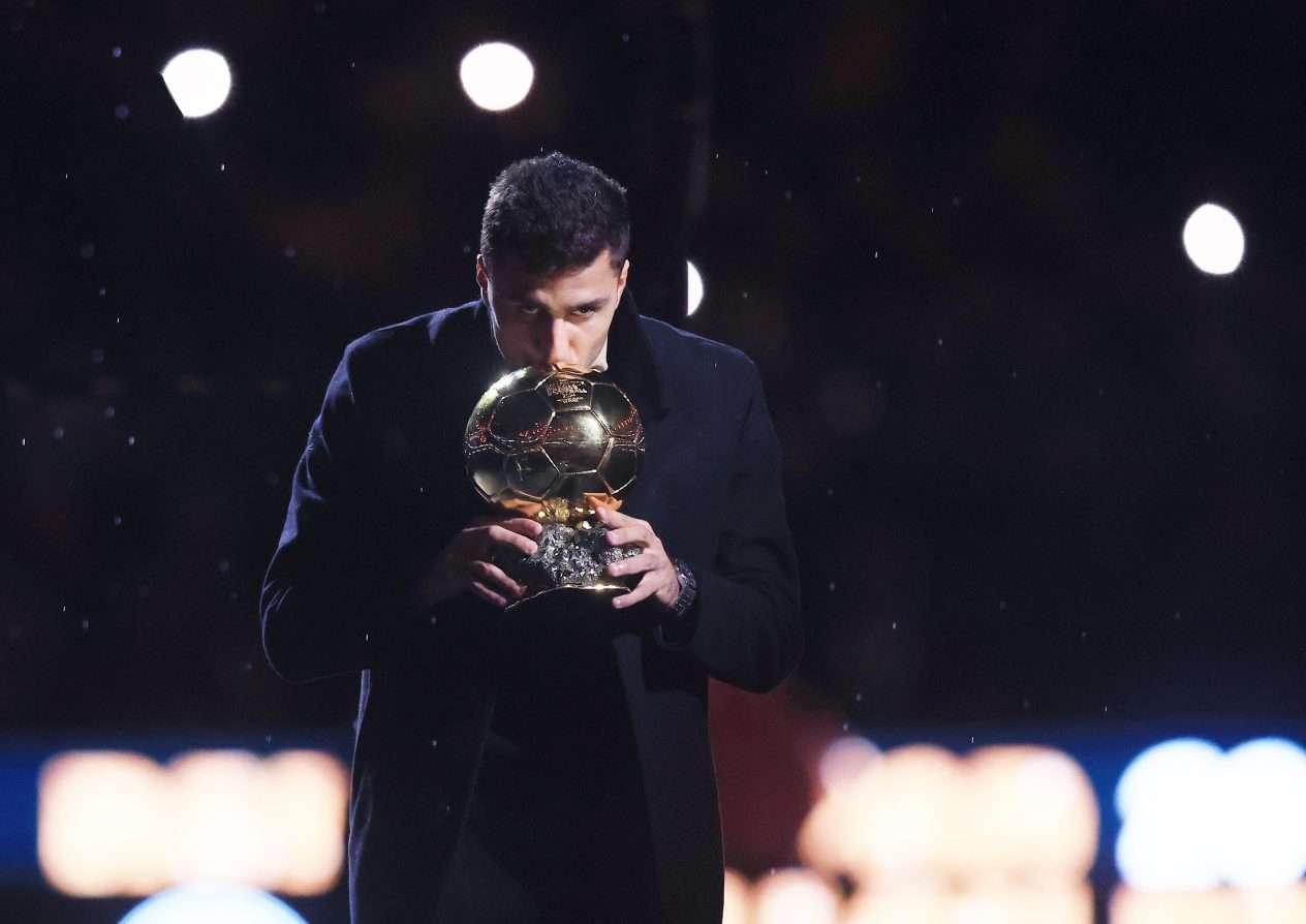 Rodri esitteli Ballon d'Orin Manchester Cityn kannattajille - entinen ...